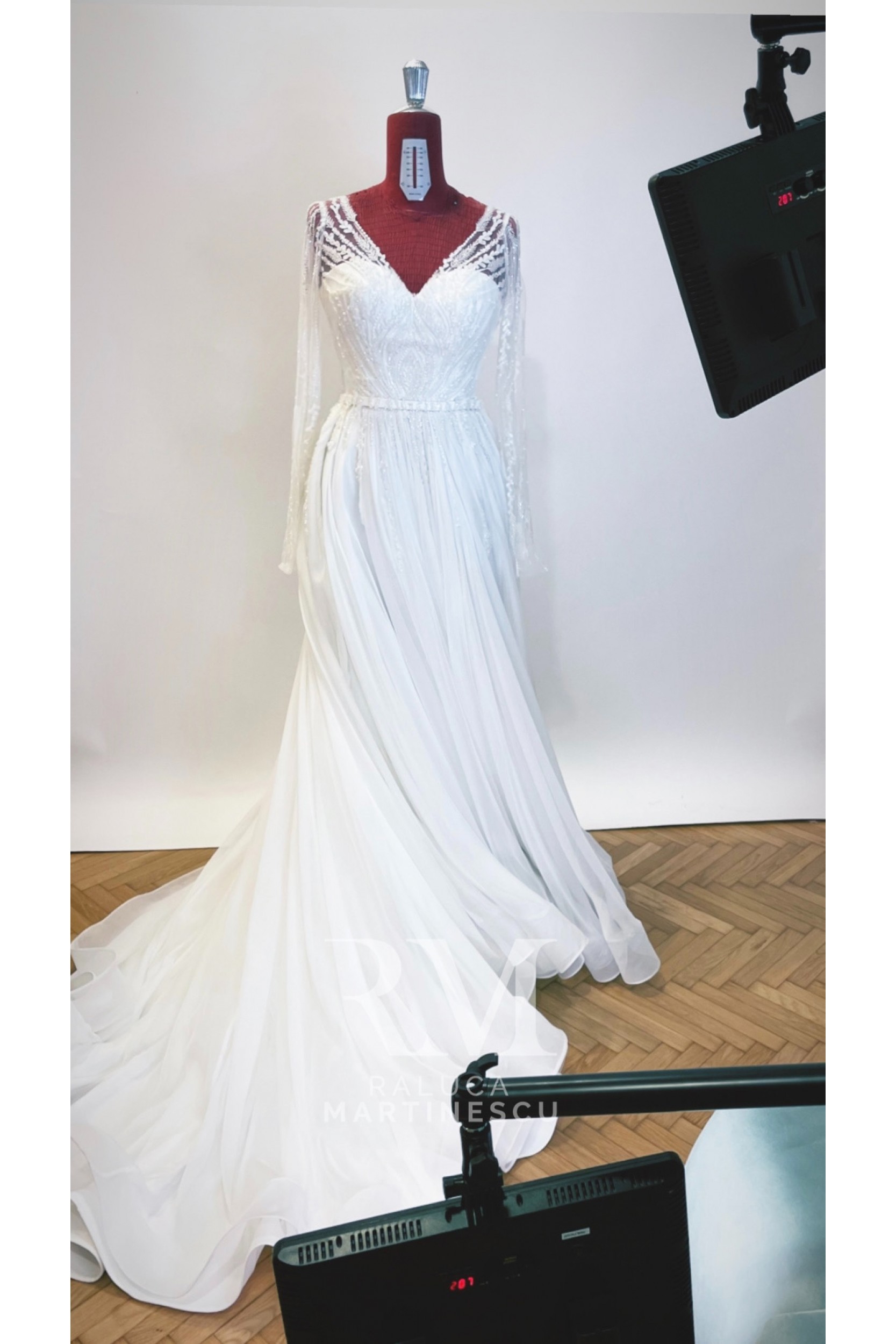 Rochie de mireasa cu trena detasabila, din voal chiffon si broderie cu ...