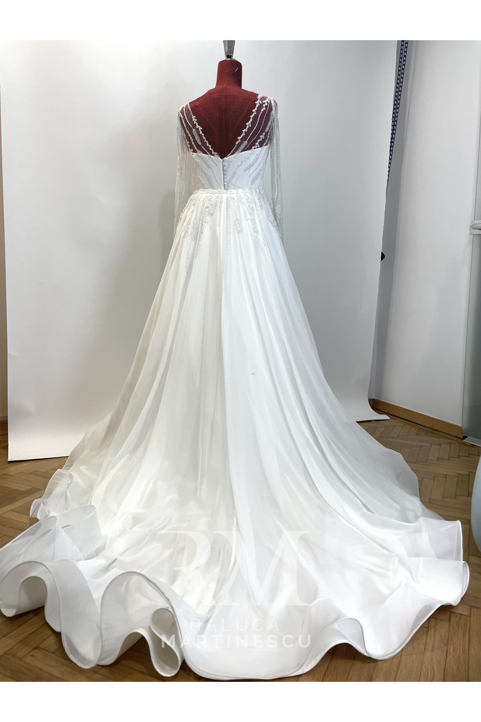 Rochie de mireasa cu trena detasabila, din voal chiffon si broderie cu ...