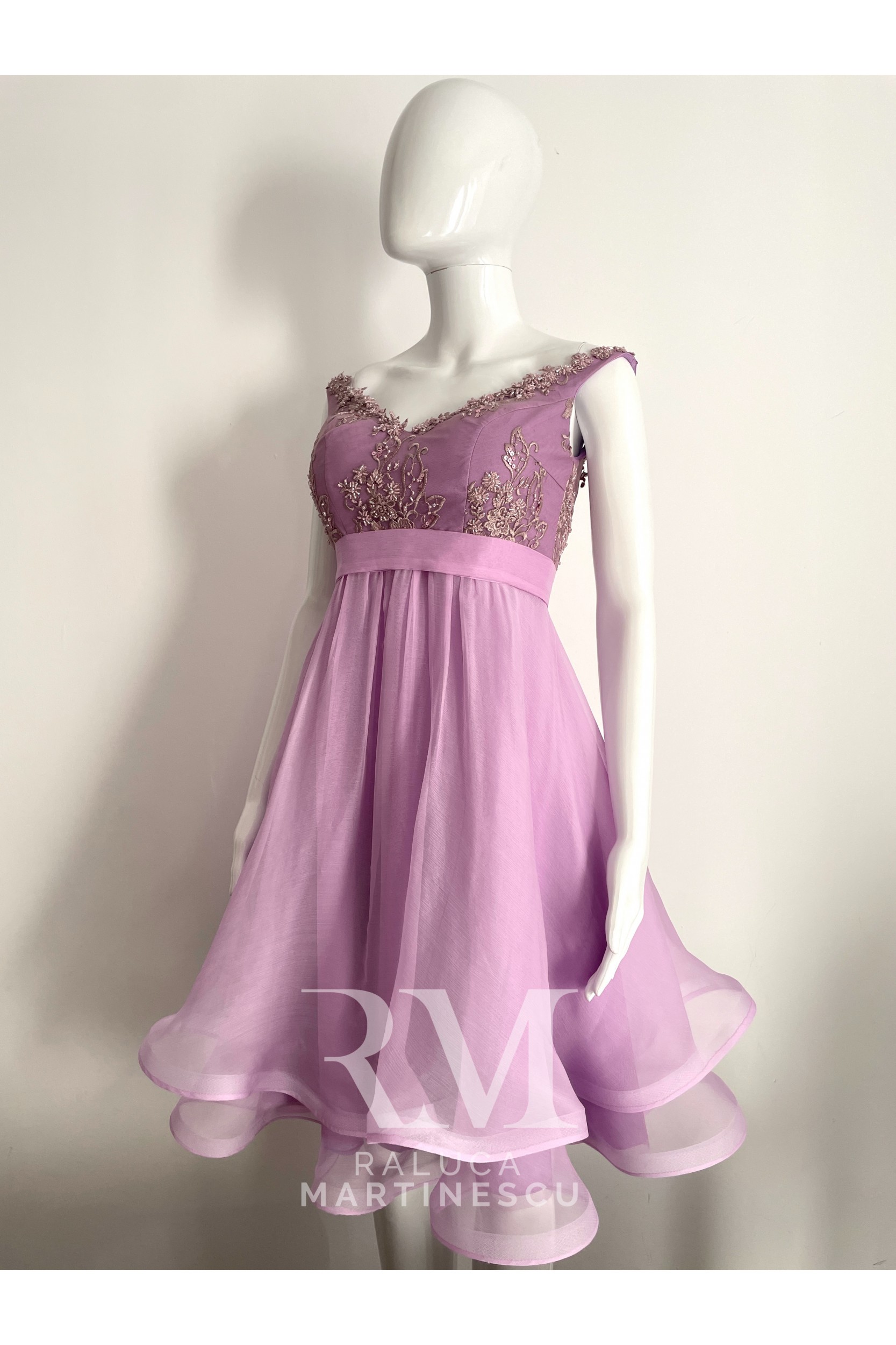 Rochie din voal natural roz pastel, si broderie cu perle